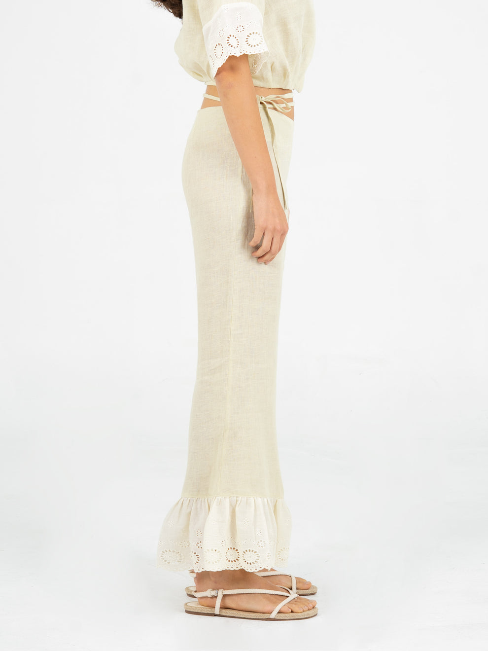 Beige linen pants with embroidered ruffles at the hem | CARMEN SAYS