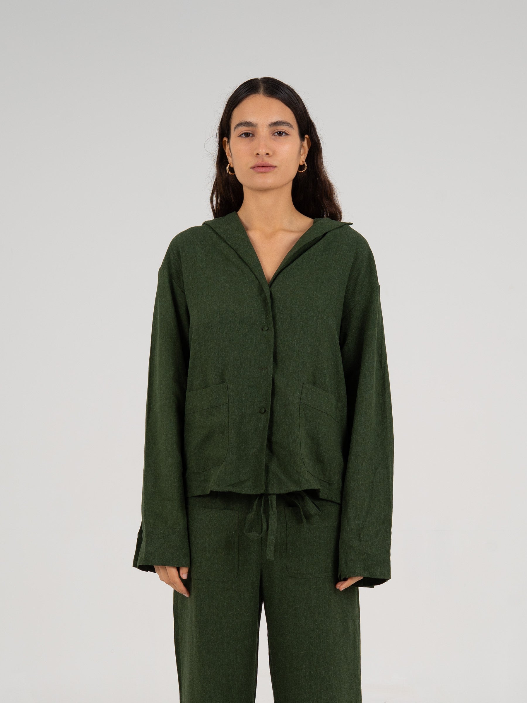 Green linen shirt with pockets and buttons | CARMEN SAYS